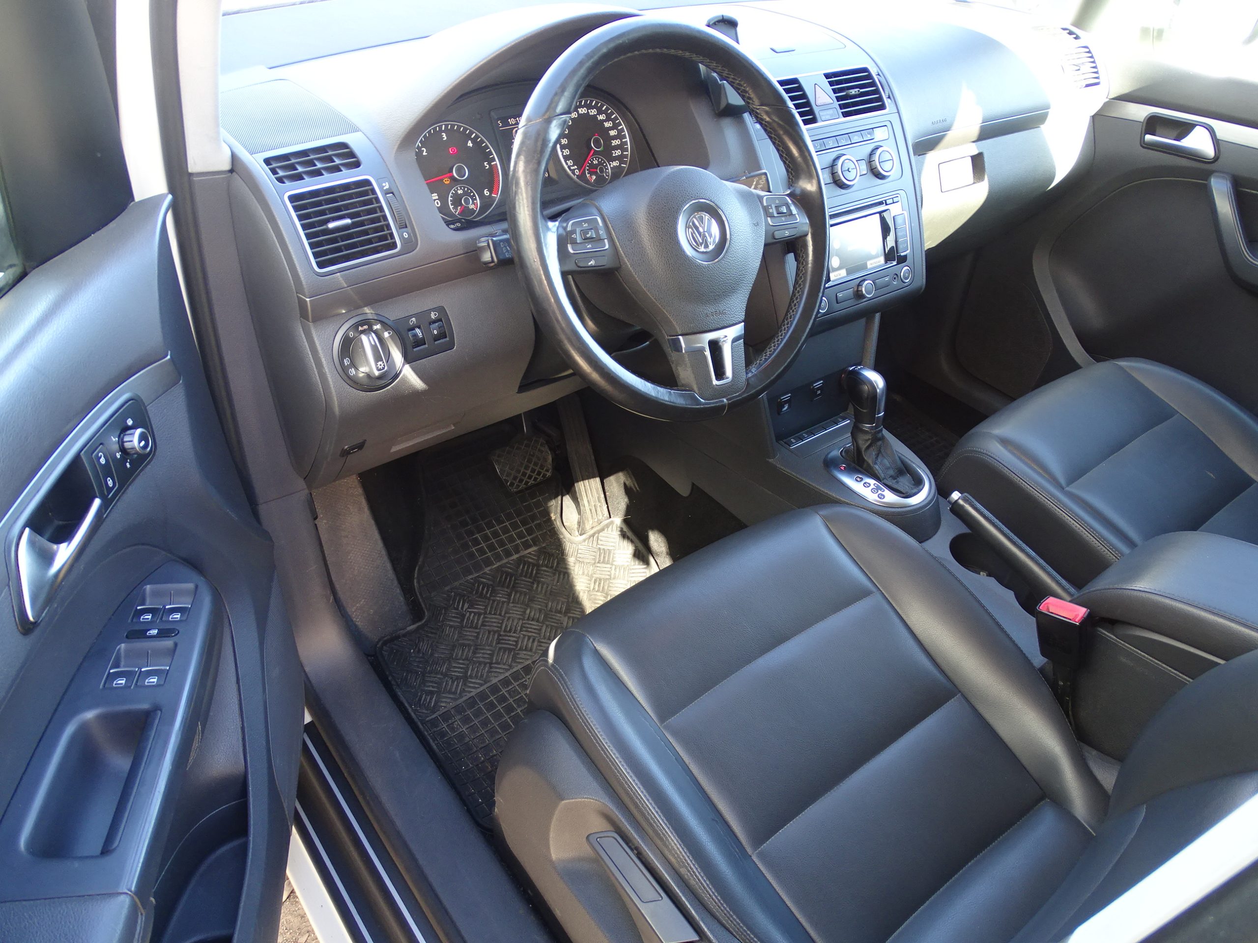 VW TOURAN 2.0 TDI DSG 7 LOCURI 2013 - Masini cash sau in rate